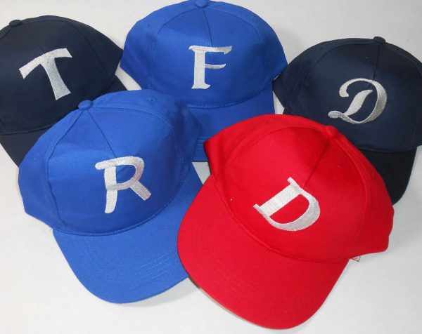 Caps en petjes met naam borduren | BorduurKoning